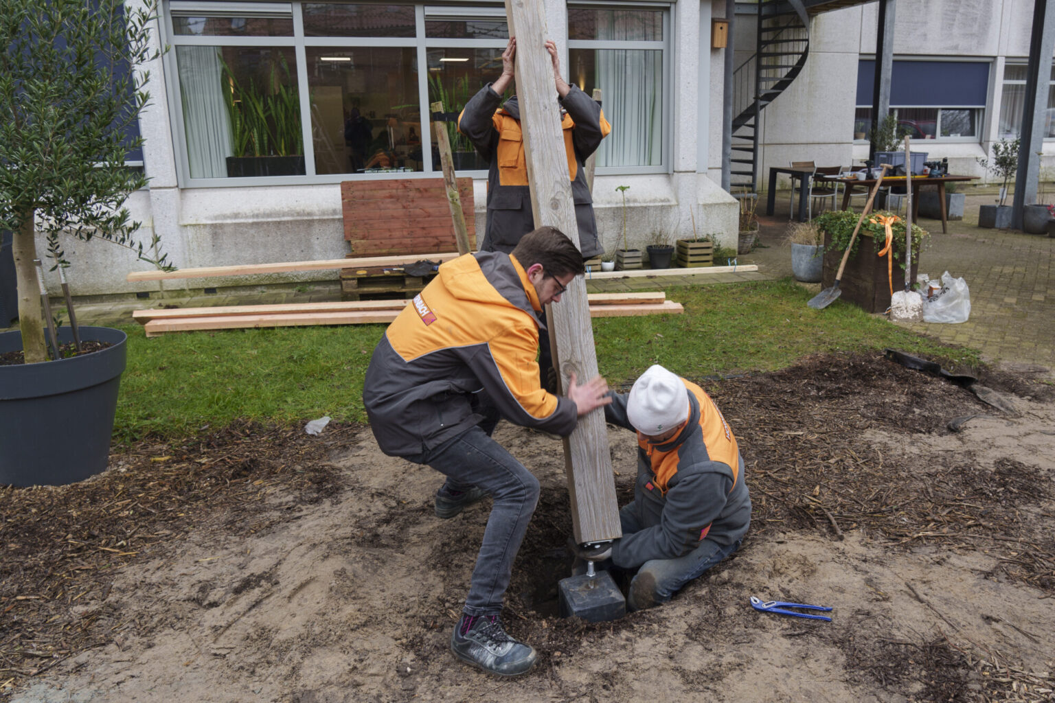 HORNBACHhelpt bouwt overkapping bij Ipse de Bruggen in Zoetermeer - Hornbach Newsroom